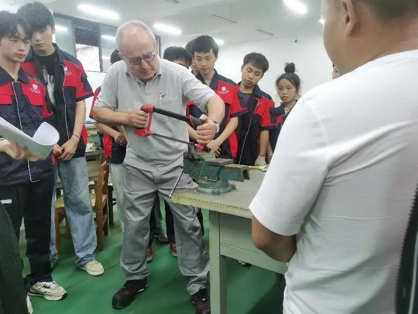 德国双元制专家到贵州水利水电职业技术学院开展专业建设研讨及教学指导活动